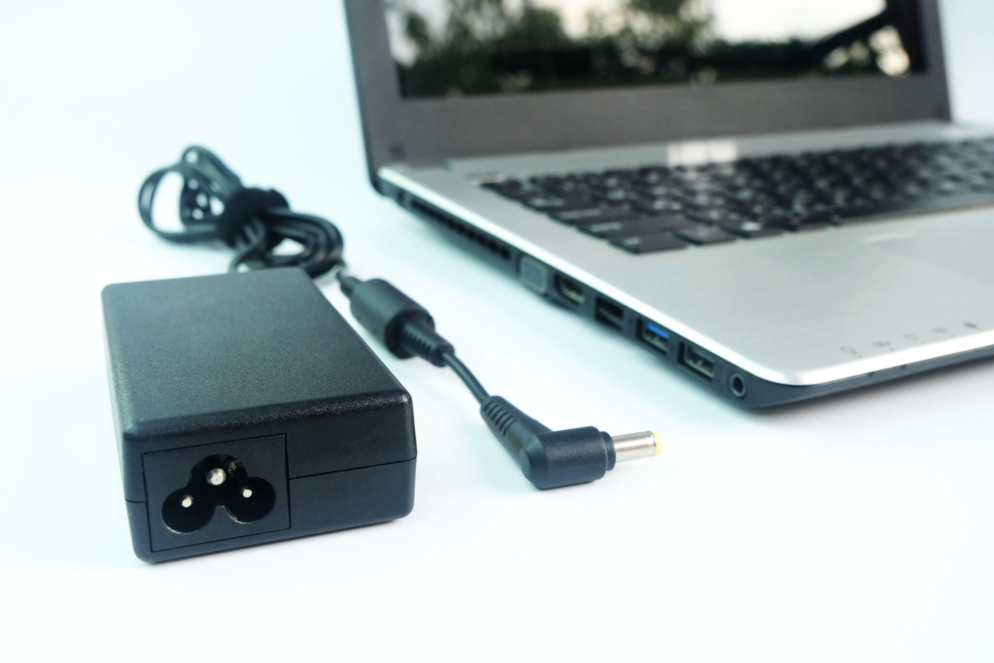 大きいのが困るノートPCの充電器。PD対応のAC充電器・ケーブルで小型化ができるかも？ | MOTTERU (モッテル)